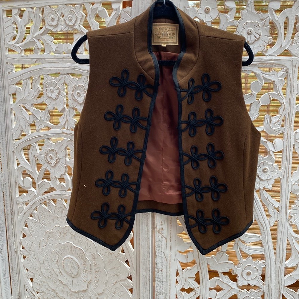 Double D Ranch Wear Vest With Butterfly Enclosure - Gem